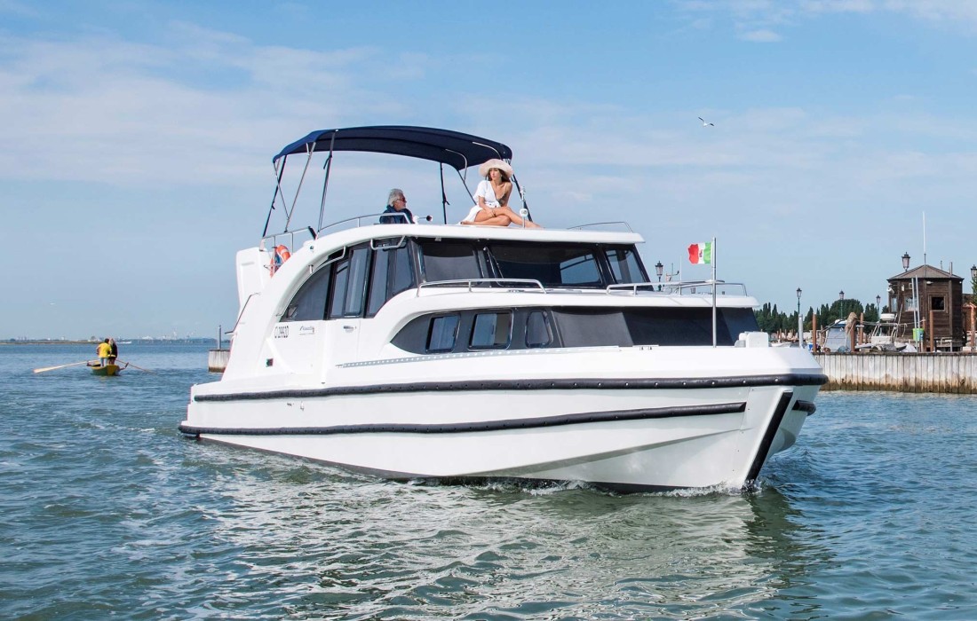 Italy canal boats for rent | HHI - Houseboat Holiday Italia